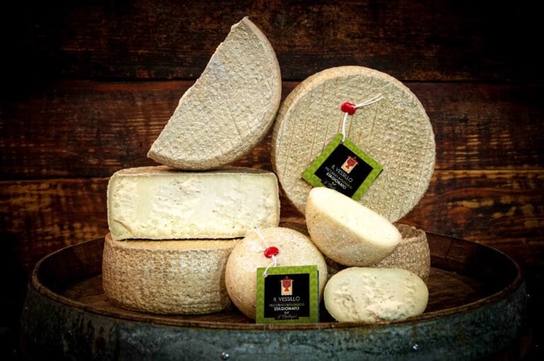 IL VESSILLO- ORGANIC AGED SHEEP CHEESE - Rocca Toscana Formaggi